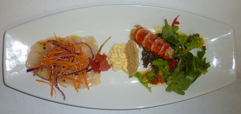 Carpaccio de saint Jacques, queue de homard rôtie, espuma de crustacés ...